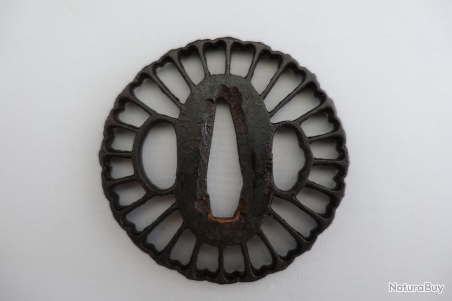 Tsuba japon fer chrysanthème école Saotome sukashi Japon Période Edo ...
