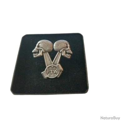 Fuck the World - Hauteur : 35 cm - Broches et Pin's divers (7305235)