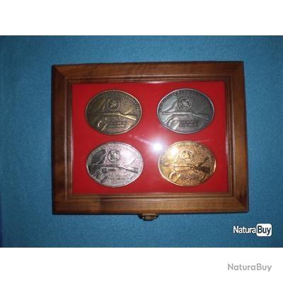 Ensemble de quatre boucles en coffret/vitrine :"The Guns of John WAYNE ...