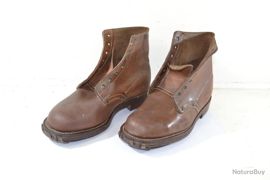 Paire de brodequins Français cuir cloutés modèle 1945. France Indochine ...