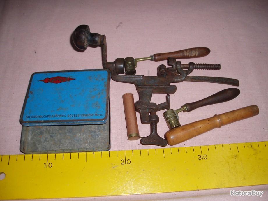 UN LOT D'OBJETS DE CHASSE DEUX DOSETTES A POUDRE UN SERTISSEUR 1 ...