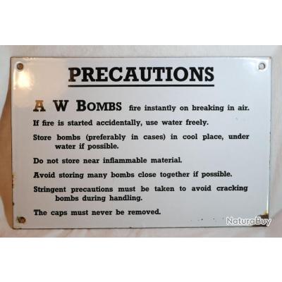 W /| D rare plaque émaillée caisse britannique AW BOMBS phosphore ...
