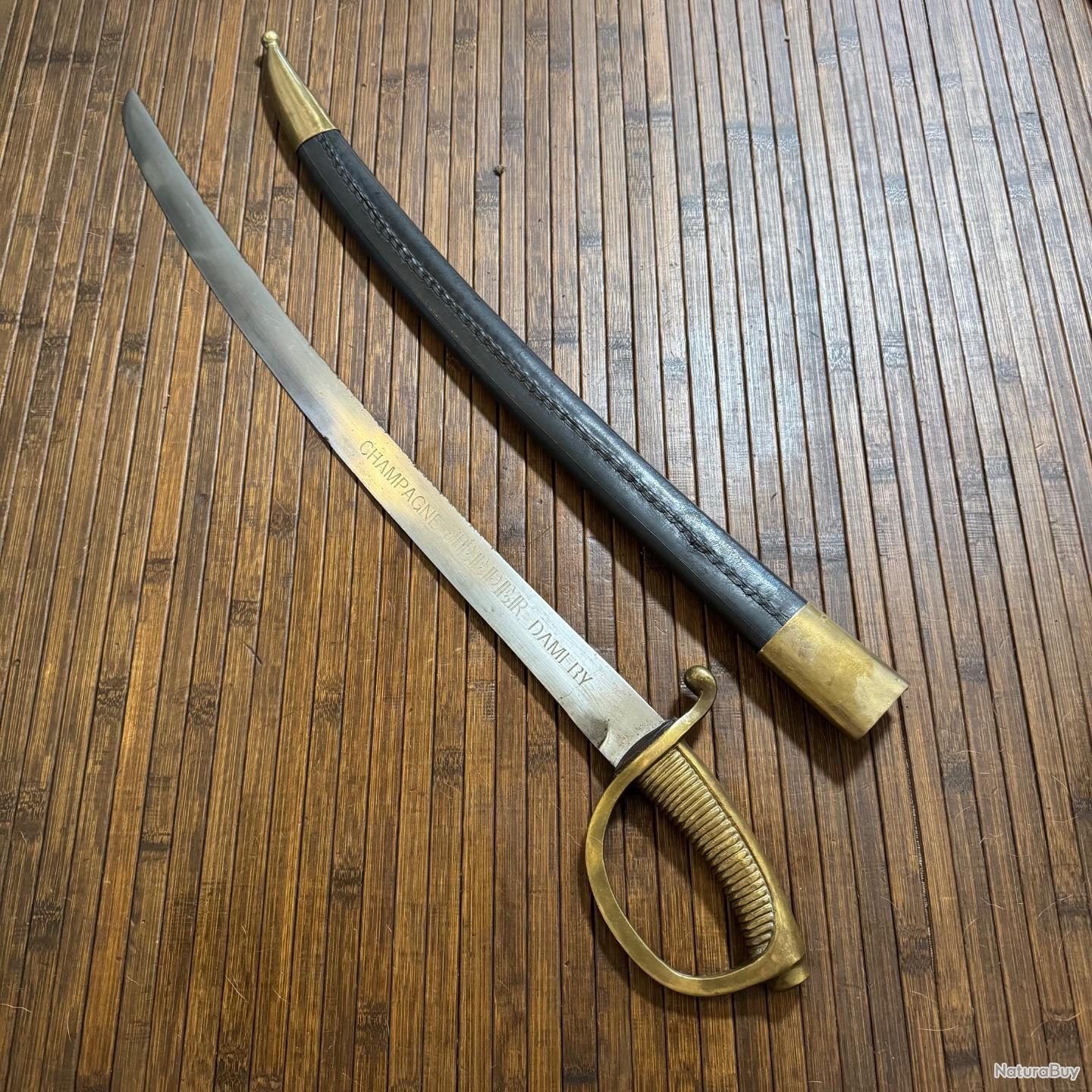 LOURDE REPRODUCTION D'UN SABRE BRIQUET CHAMPAGNE JEEPER - Sabres (13460088)