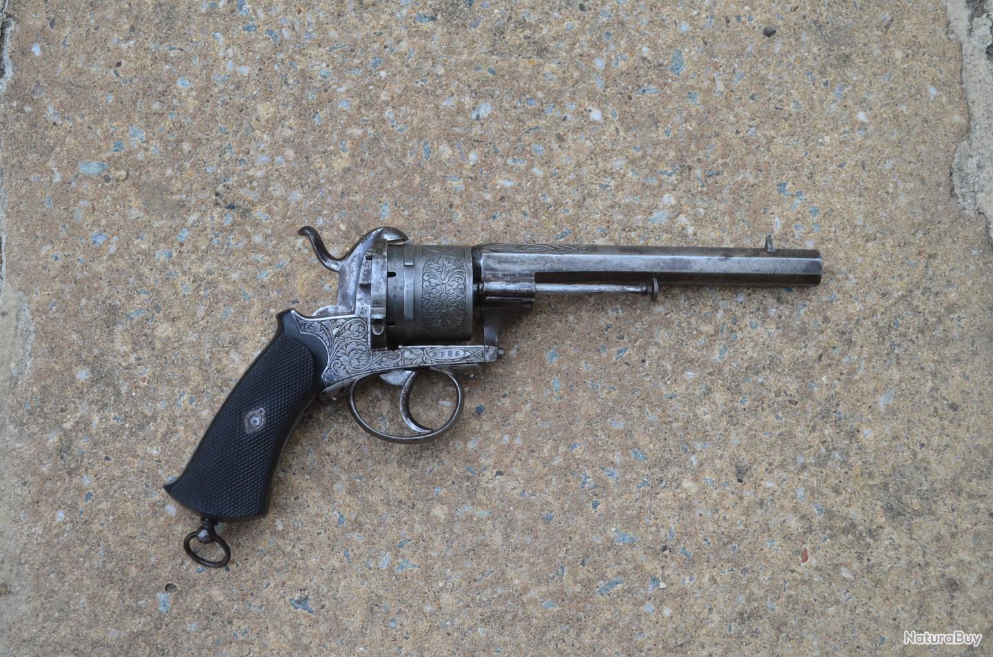Revolver Type Lefaucheux 11 mm, canon octogonale, décor ciselé ...