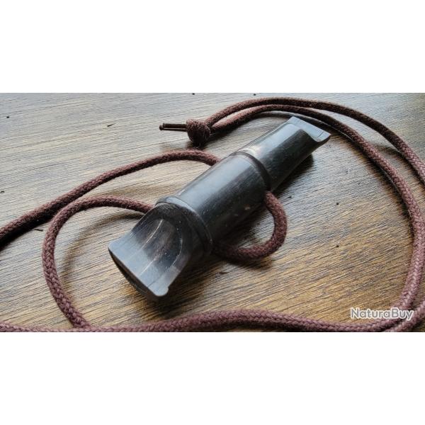 SIFFLET EN CORNE NOIRE - Sifflets (14187556)